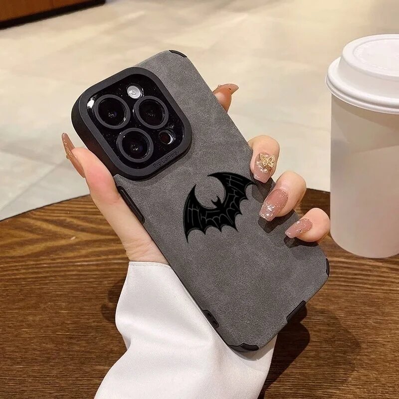 Серый чехол для iPhone 14 Pro с Бэтменом