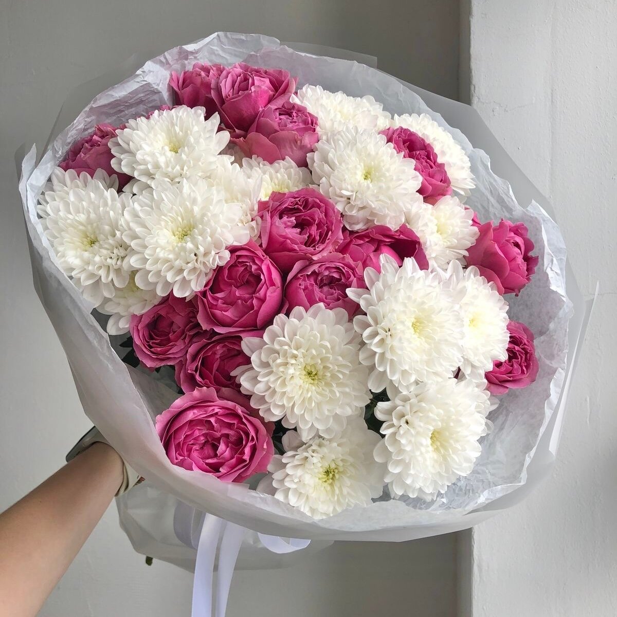 Букет из кустовых белых хризантем и розовых роз, красивый букет цветов, шикарный, премиум цветы, премиум букет
