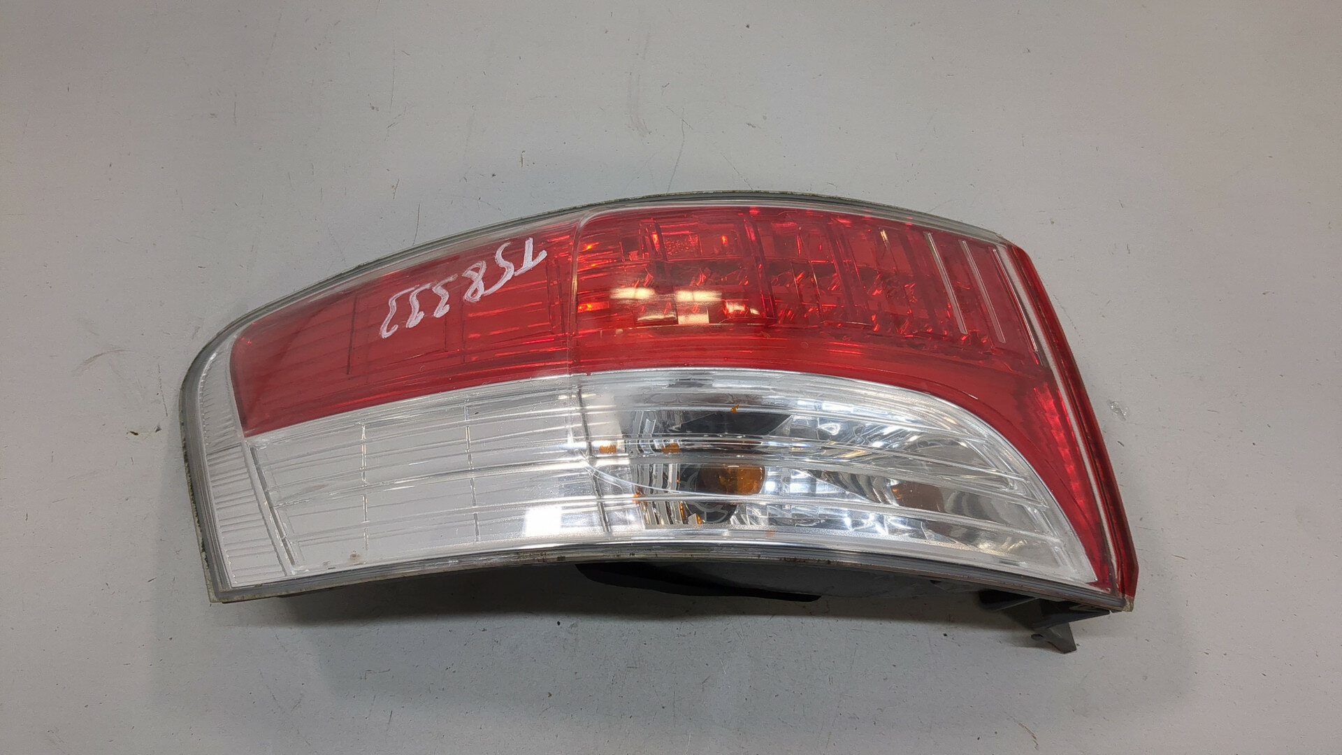 Фонарь (задний) левый Toyota Avensis 3 Б/У