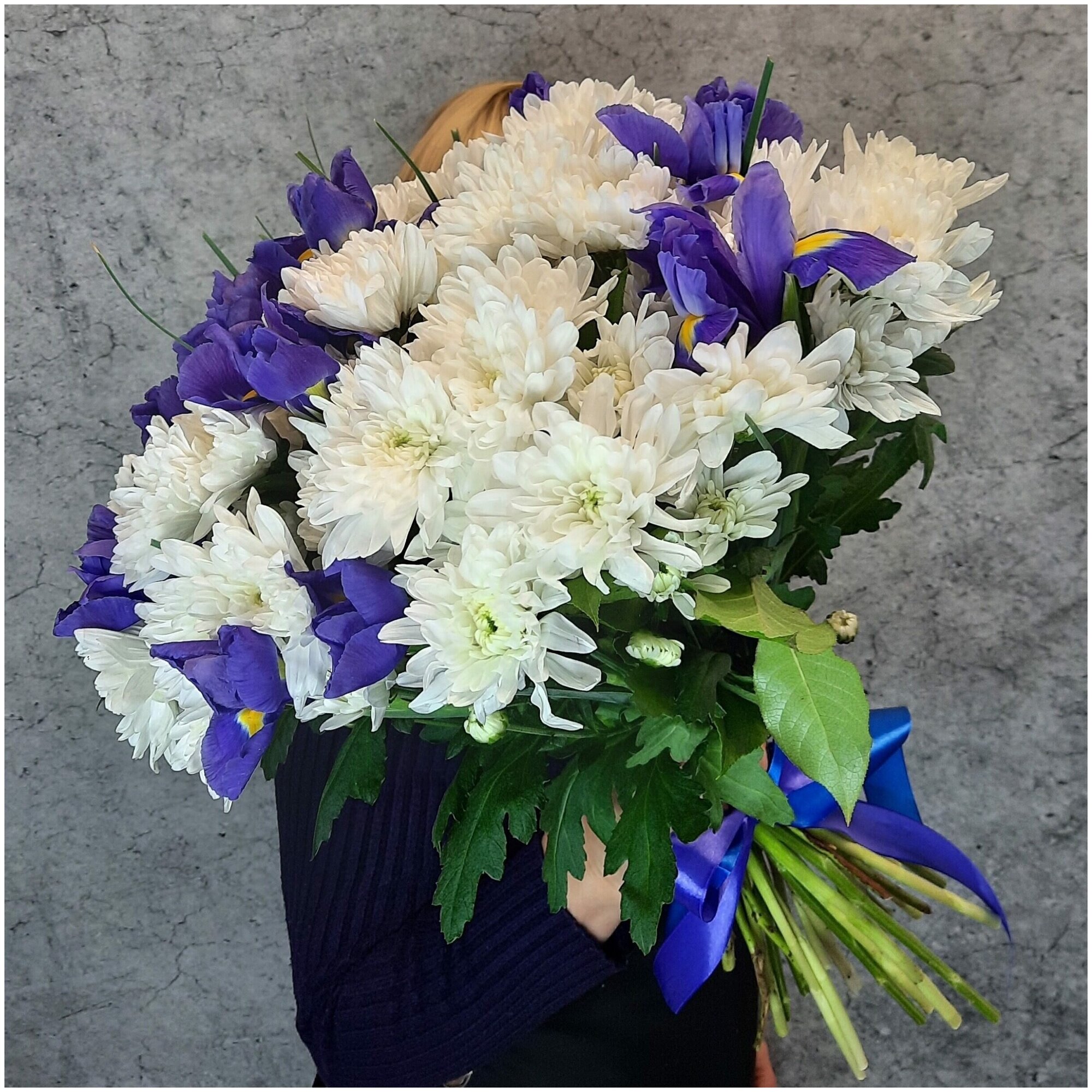 Миллион букетов Букет из ирисов и хризантем