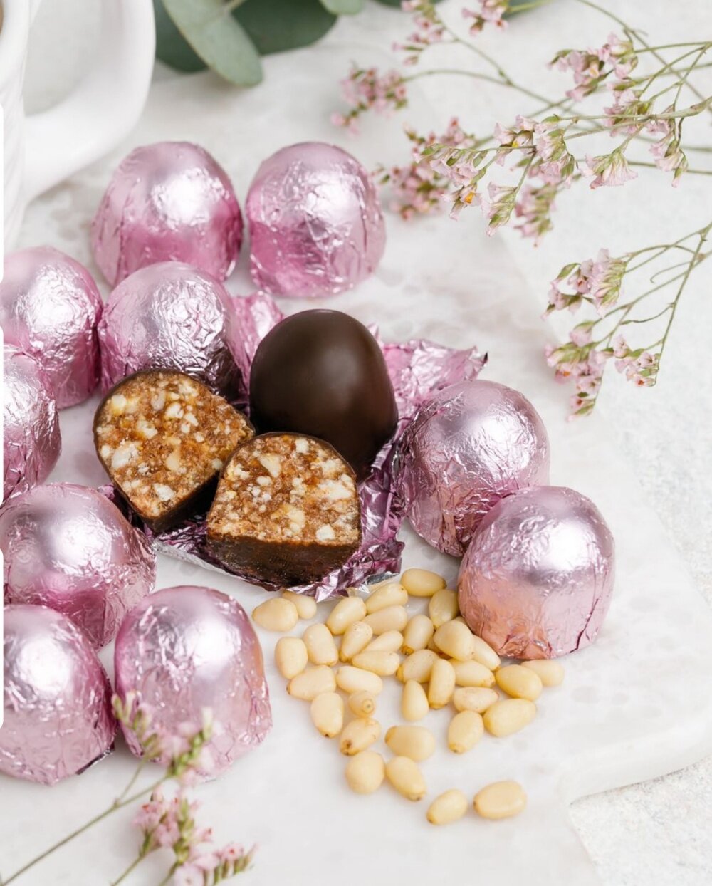 Кедровый грильяж с яблоком 1000 гр в шоколадной глазури