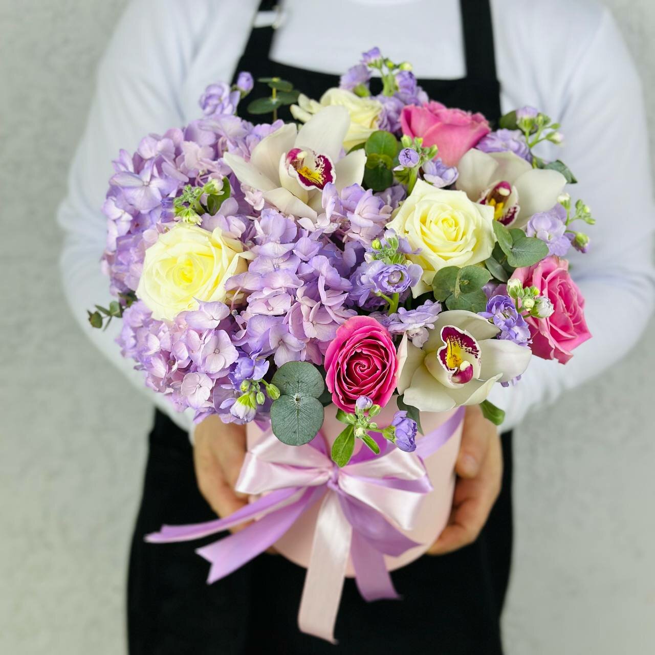 Авторская коробка Rybe-Flowers с орхидеями, розы, маттиолы, эвкалипт, оформление в шляпной коробке