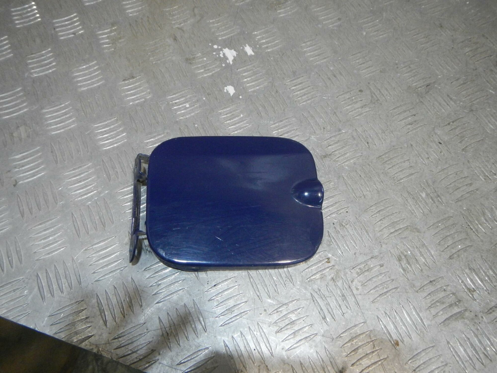 Б/У Лючок бензобака, Renault (Рено)-LOGAN (05-) RENAULT LOGAN (05-) Царапины. 434315 RENAULT арт. 6001546761