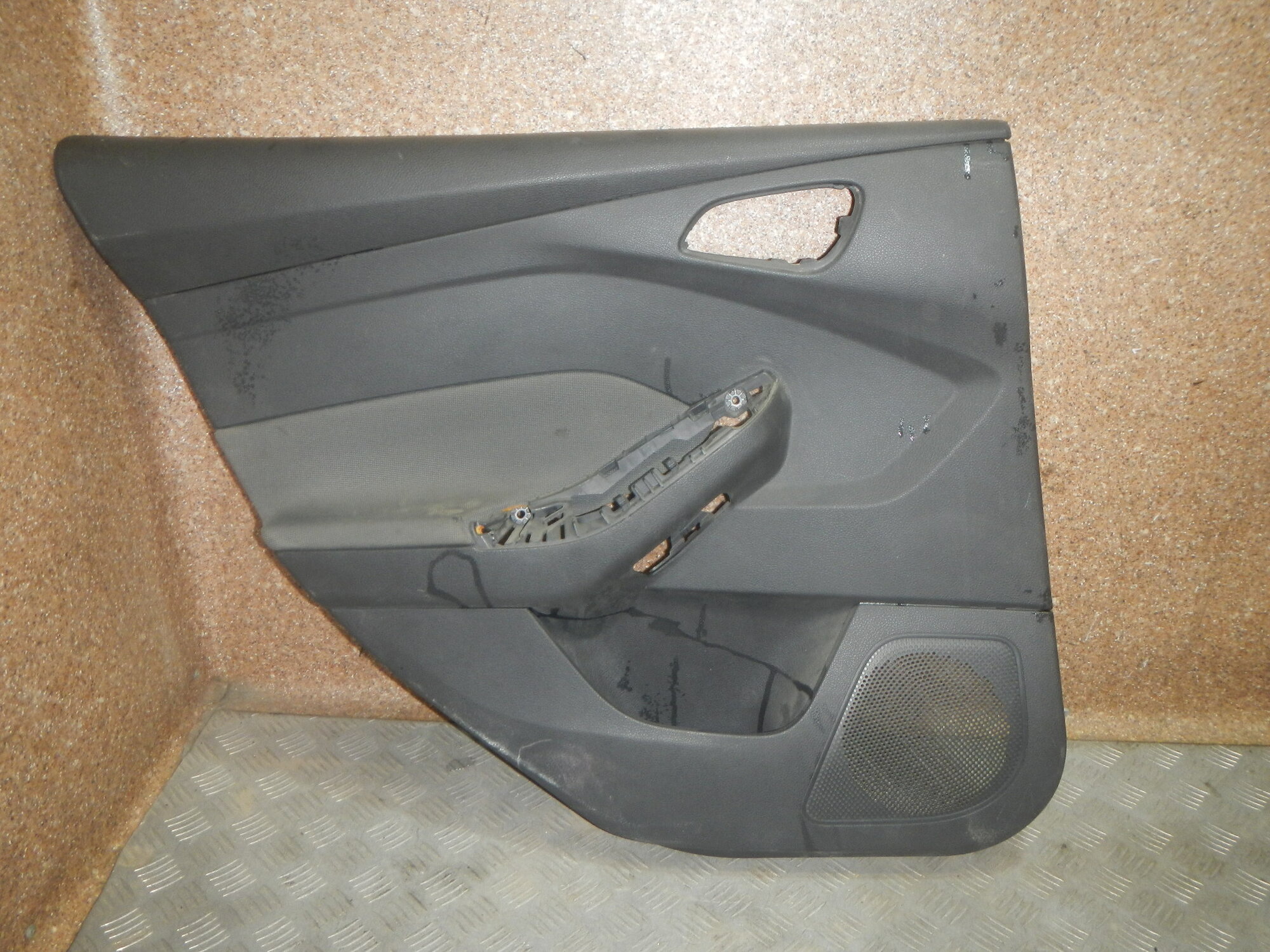 Б/У Обшивка двери задней левой, Ford (Форд)-FOCUS 3 (11-19) FORD FOCUS 3 (11-19) Потертости. 542301 FORD арт. 2006702