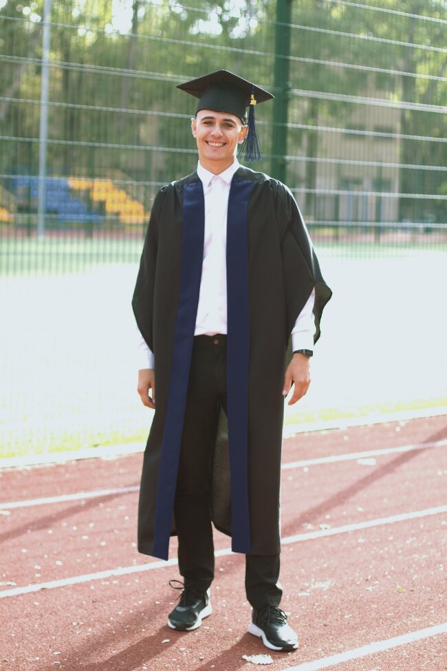 Мантия выпускника (комплект) - Модель Оксфорд - цвет черный с тёмно-синей полосой