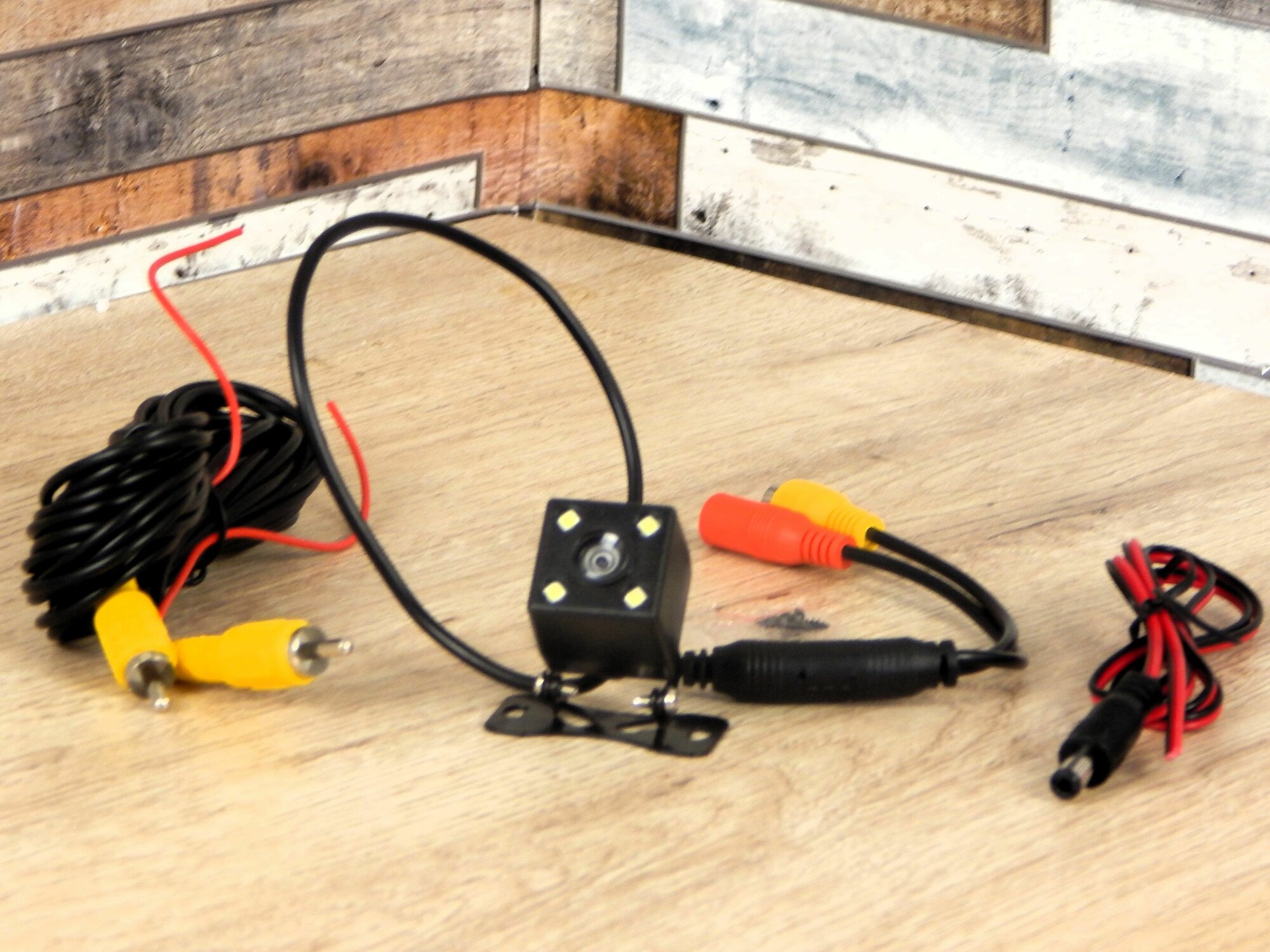 Камера заднего вида для парковки авто водонепроницаемая с подсветкой 4 led для иномарок и отечественных автомобилей