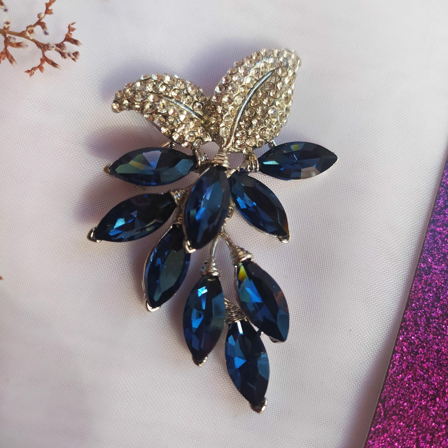 Брошь, стразы