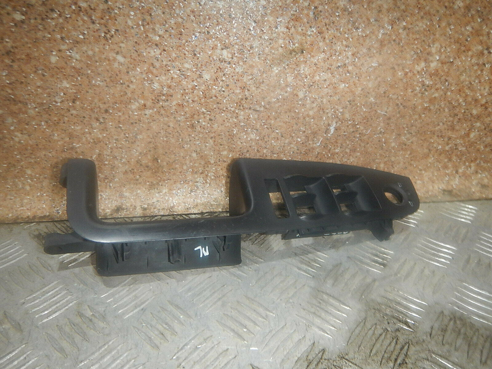 Б/У Накладка двери, Audi (Ауди)-А4 (B7) (05-07) AUDI A4 (B7) (05-07) Передней левой. Царапины. 297535 VAG арт. 8E1867171B