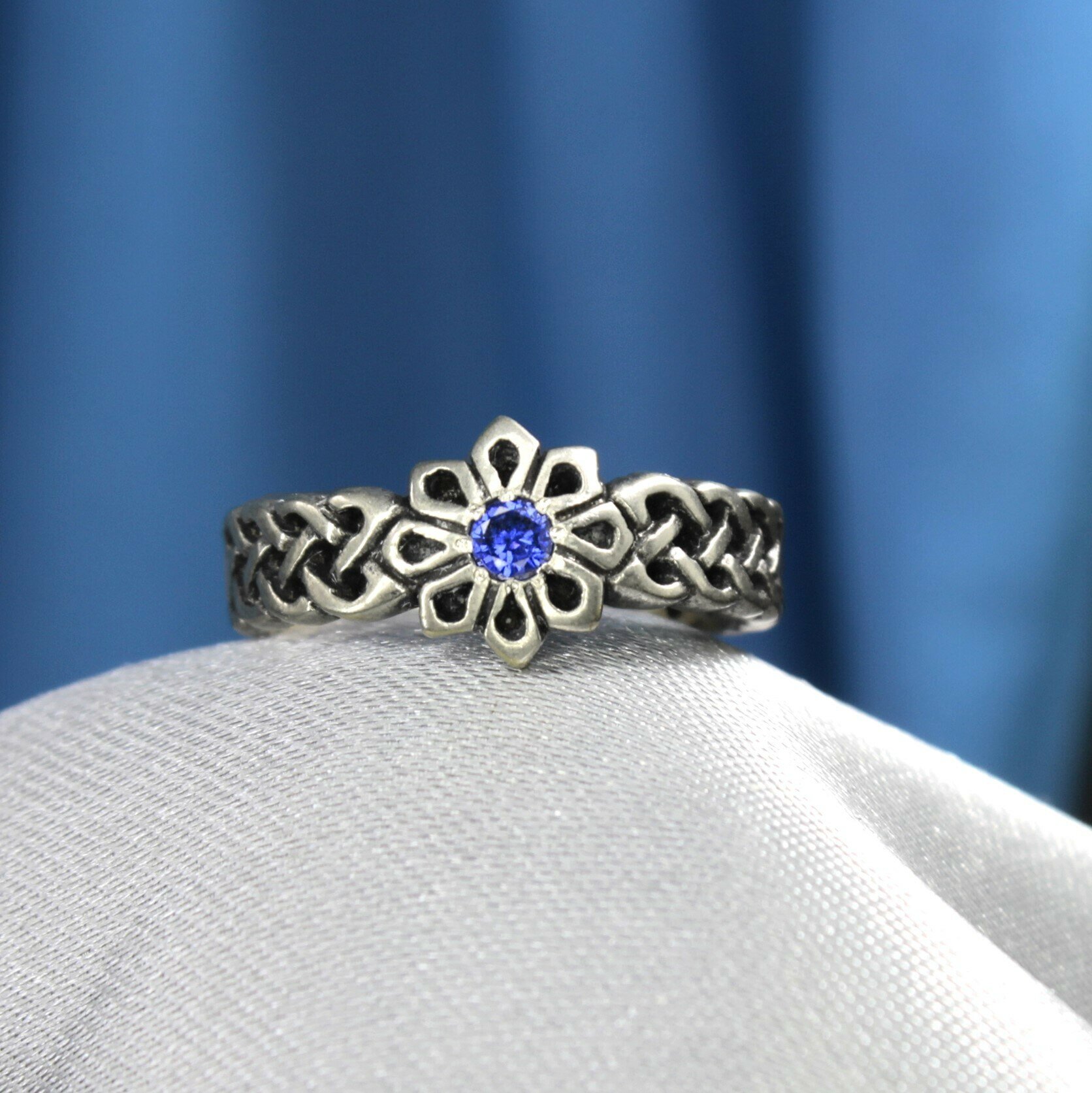 Кольцо, фианит