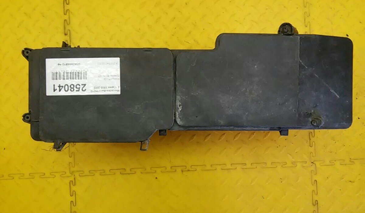Корпус блока предохранителей W210 E-klasse Mercedes-Benz A2105400050