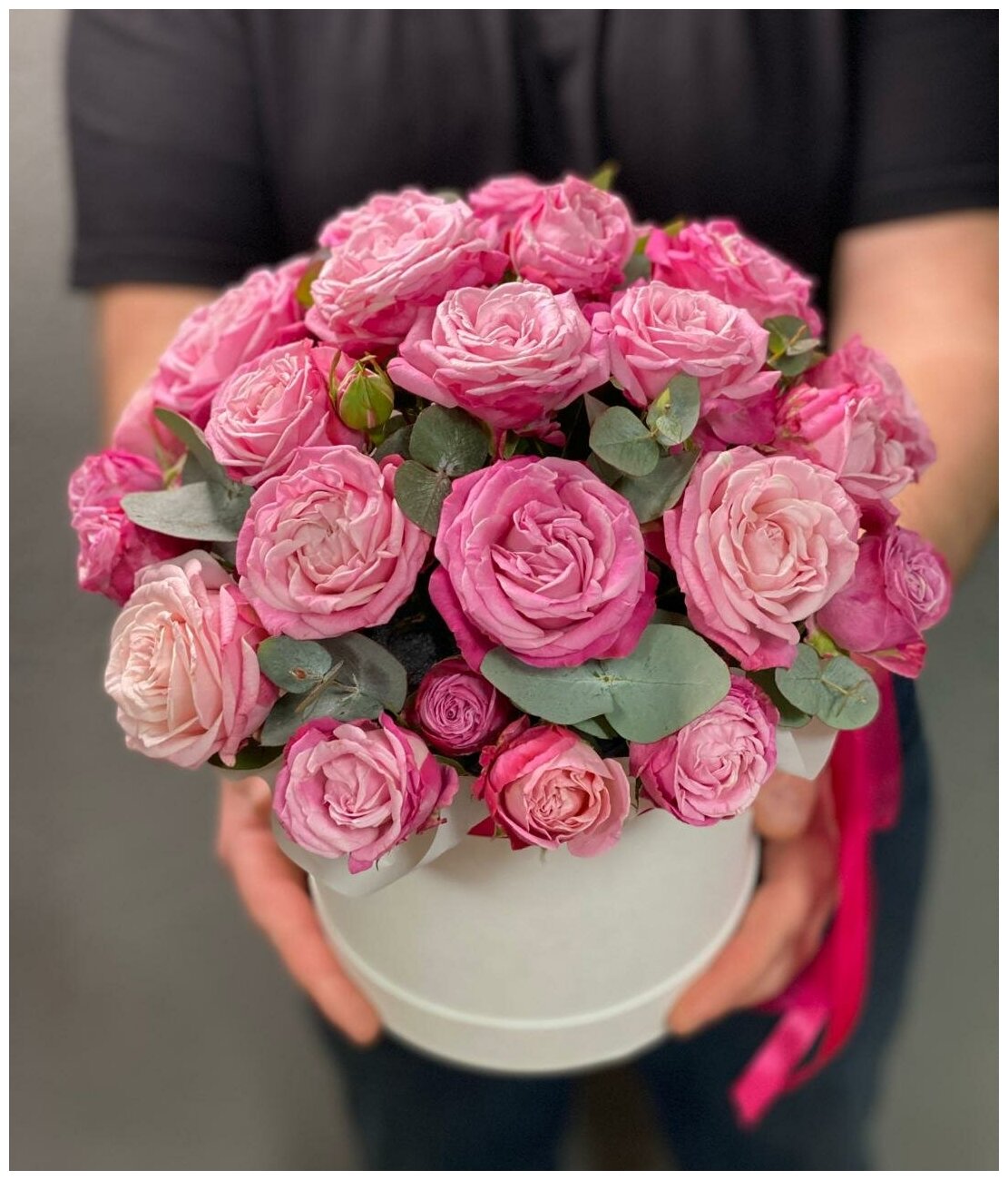 Коробка свежесрезанных цветов из кустовых роз Леди Бомбастик с ароматным эвкалиптом 035