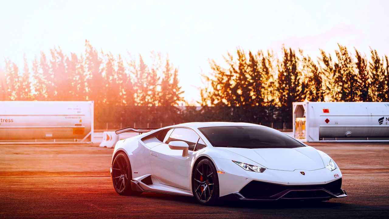 Картина на холсте 60x110 LinxOne "Lamborghini Huracan light white" интерьерная для дома / на стену / на кухню / с подрамником