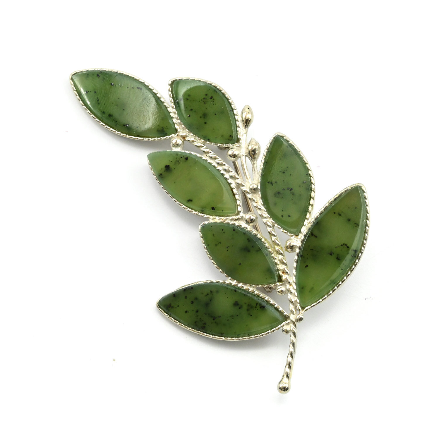 Брошь, нефрит