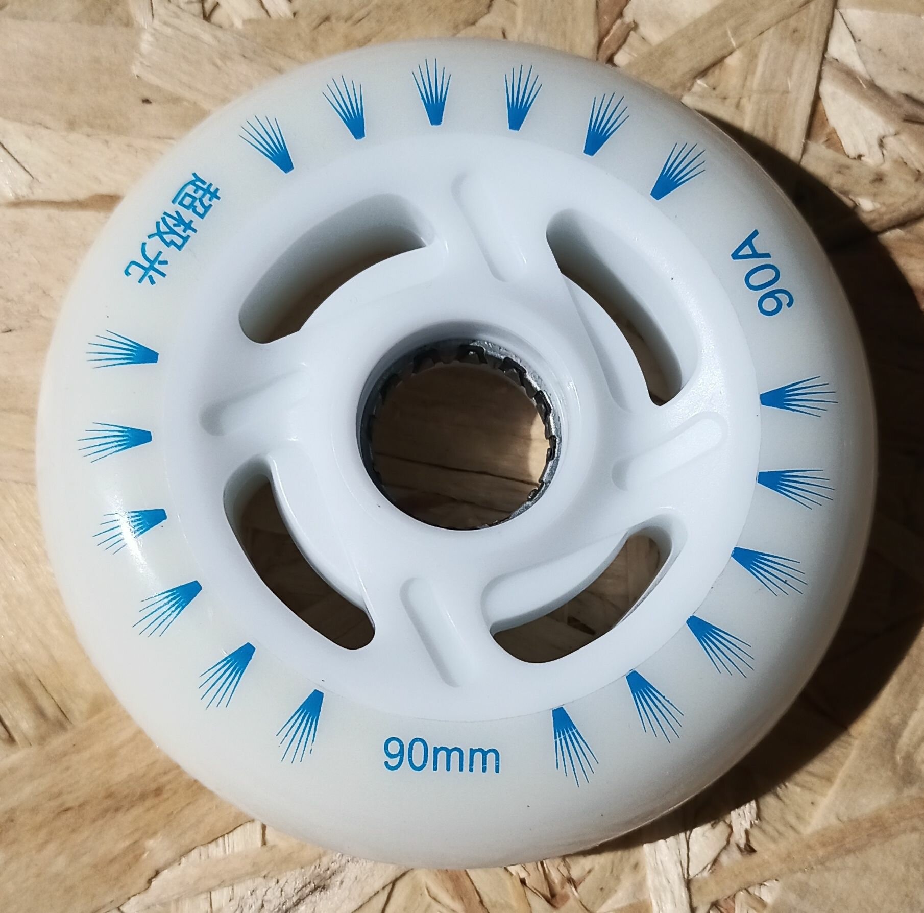 8 светящихся колес 90 мм для роликов. Северное сияние. Светится синим цветом.