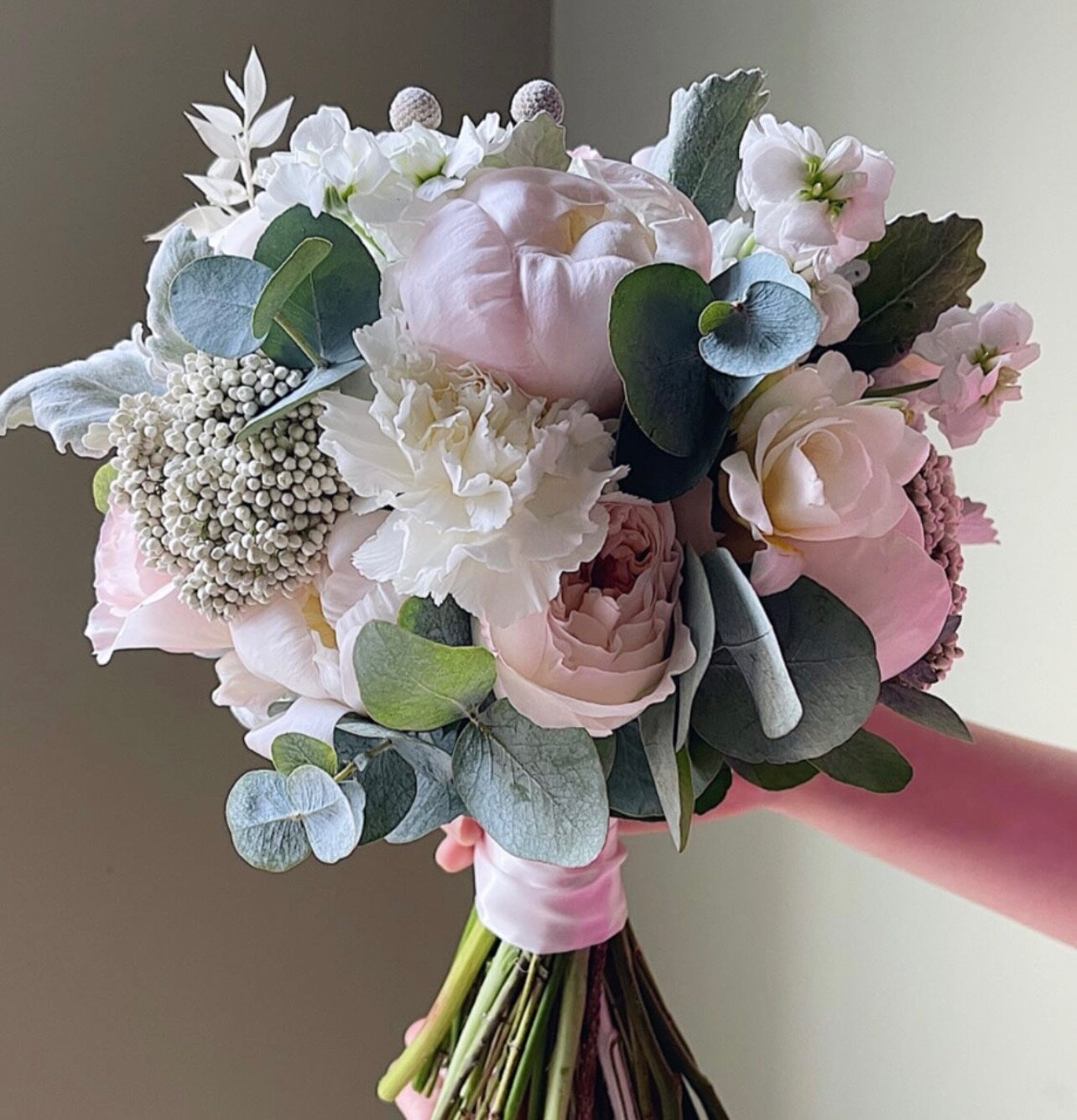 Премиум букет из розовых пионов, гвоздики, брунии и эвкалипта, премиум цветы, шикарный, красивый букет цветов, пионы розовые.