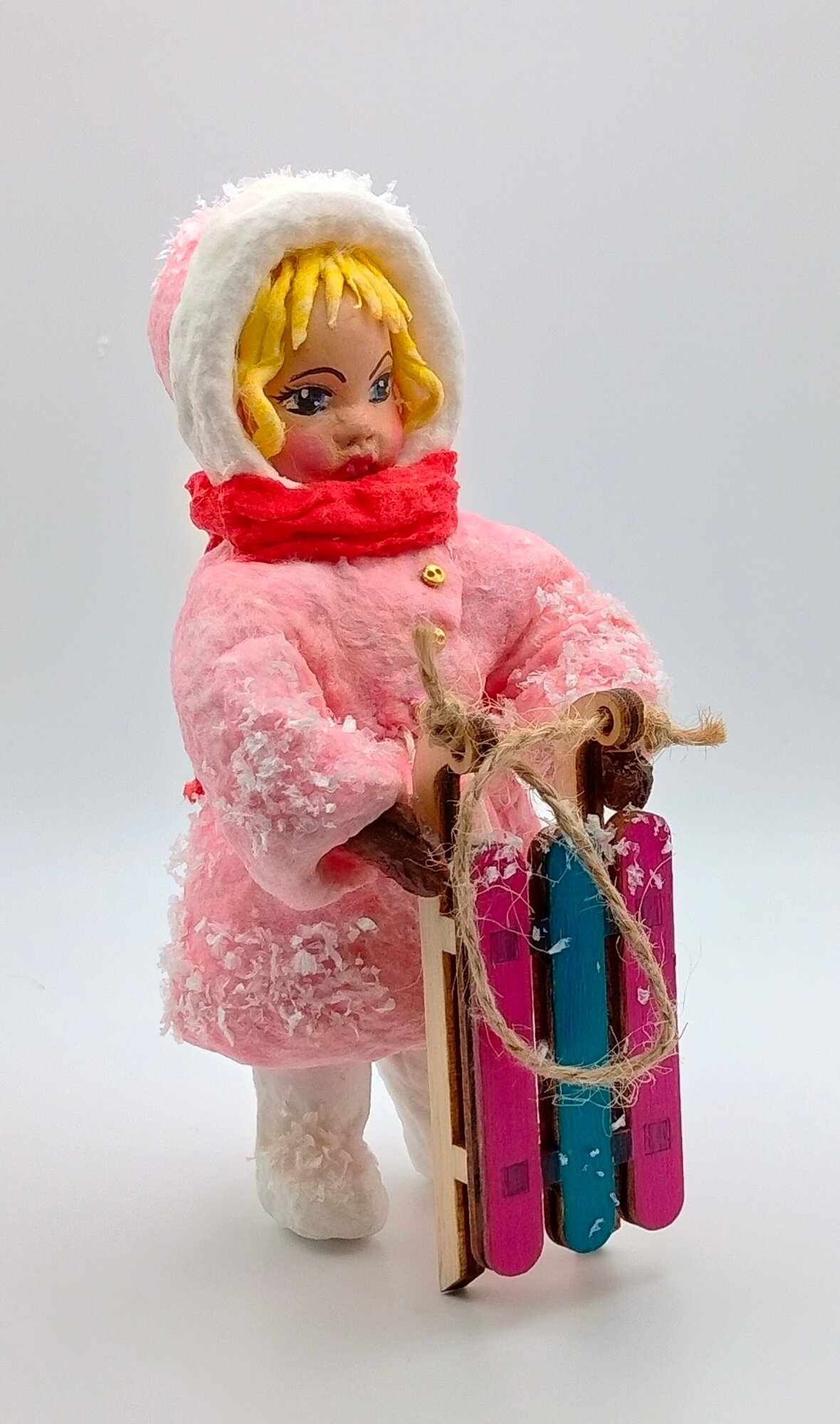 Ватная игрушка Девочка с санками 14 см