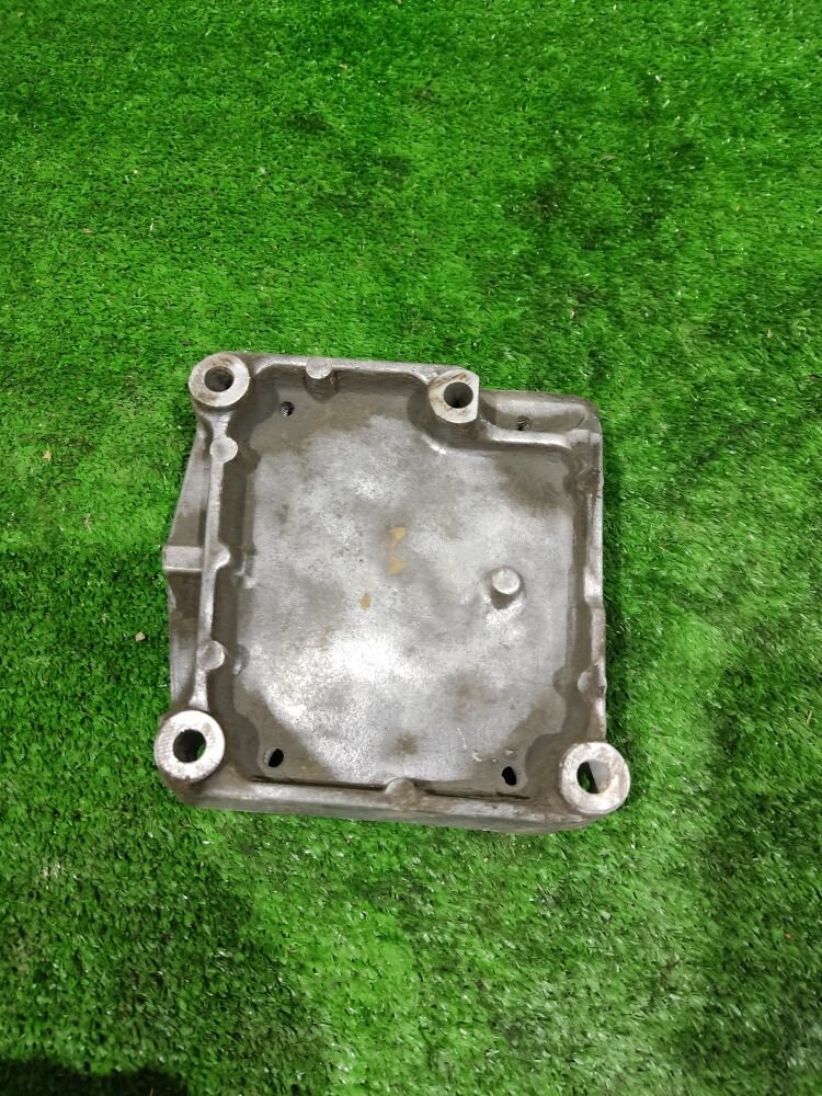 Кронштейн крепления компрессора Mazda Tribute