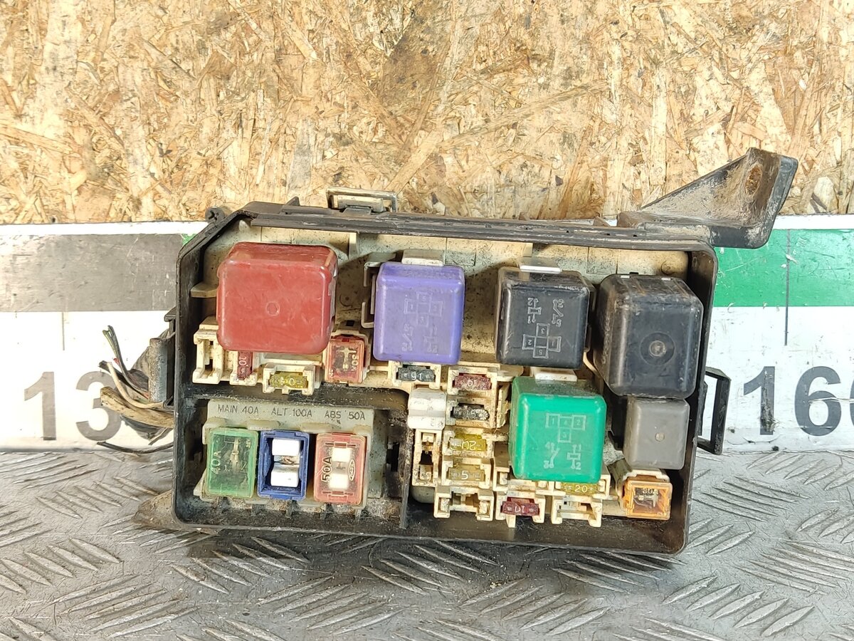 Блок предохранителей моторный TOYOTA Corolla AE110 8272012020