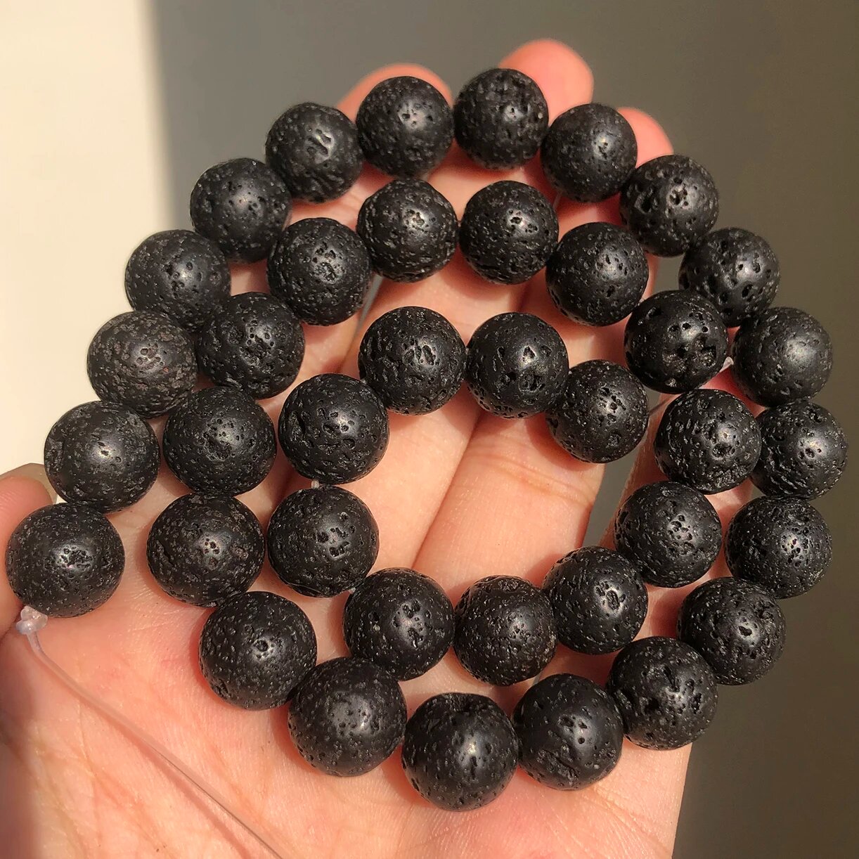 Розовые бусины из розовой зебры яшмы GMB724 Черный, 4mm approx 91-93pcs, Black Volcanic Lava