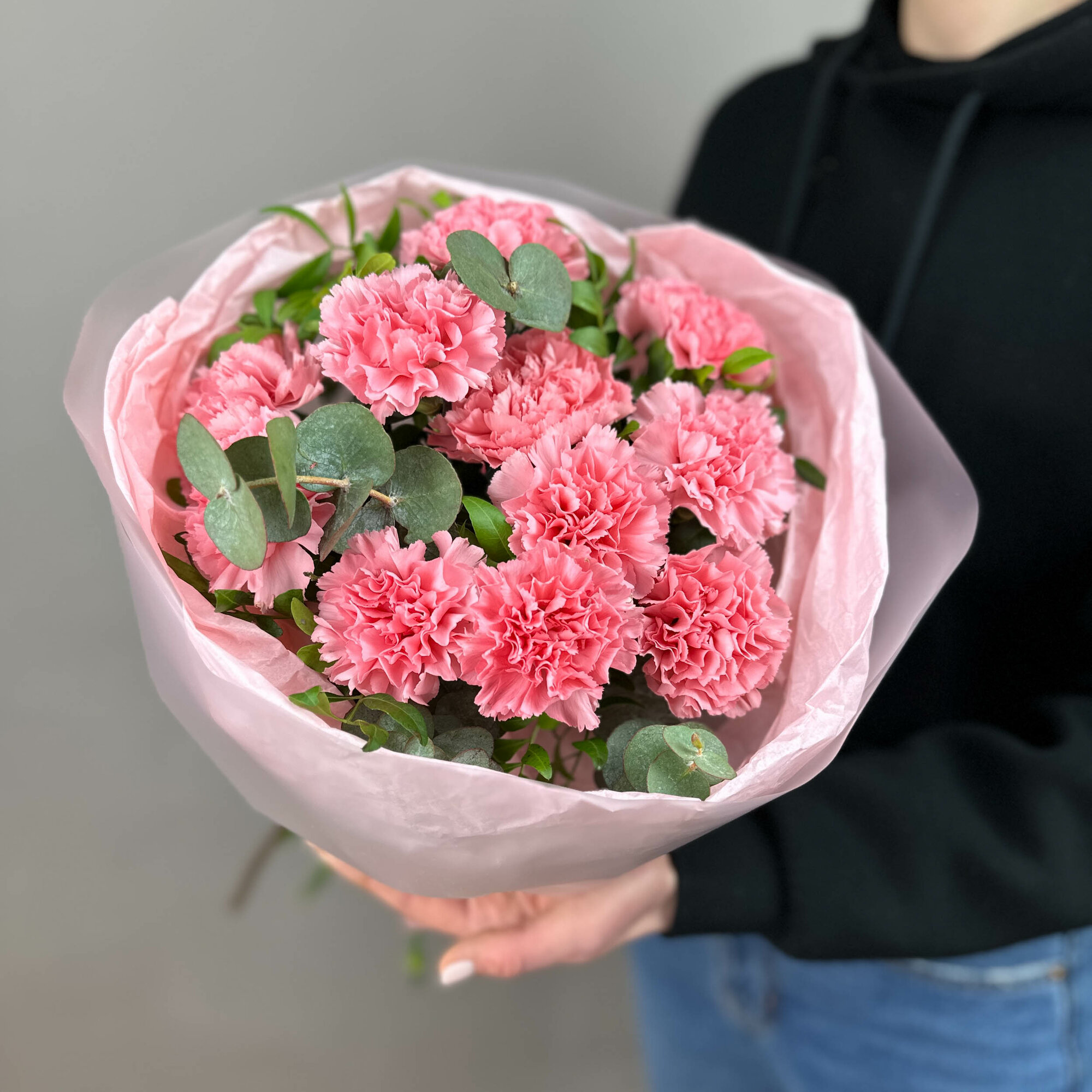 Букет из 11 розовых диантусов и эвкалипта в дизайнерской упаковке