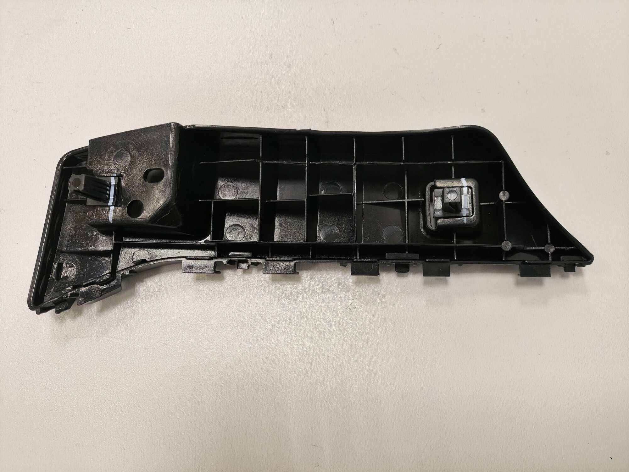 Кронштейн бампера переднего левый Geely Emgrand 7 (2016-2018) [1.5 16V 5MT седан] 1068050627