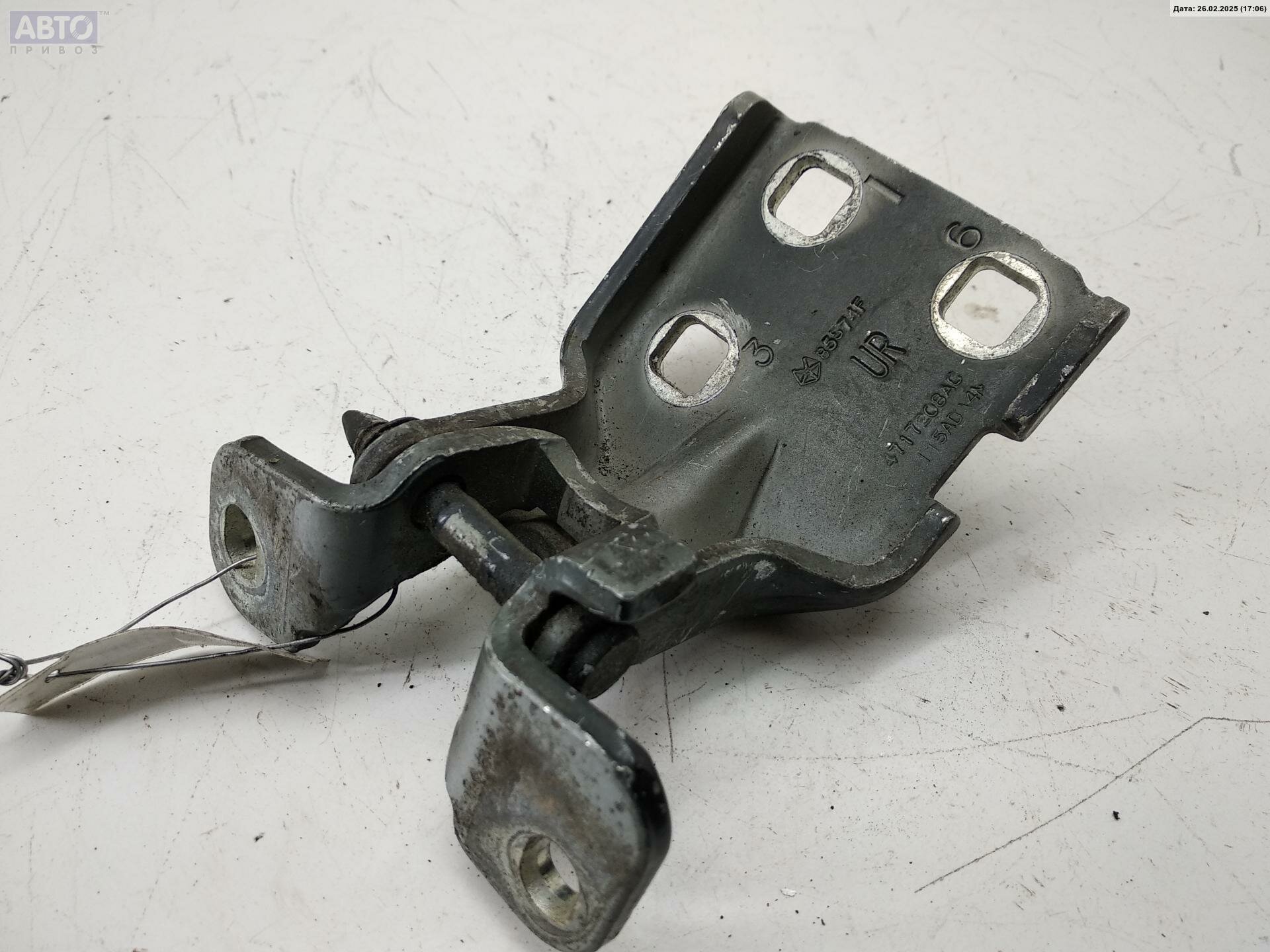 Петля двери передней правой Chrysler Voyager (2001-2007)