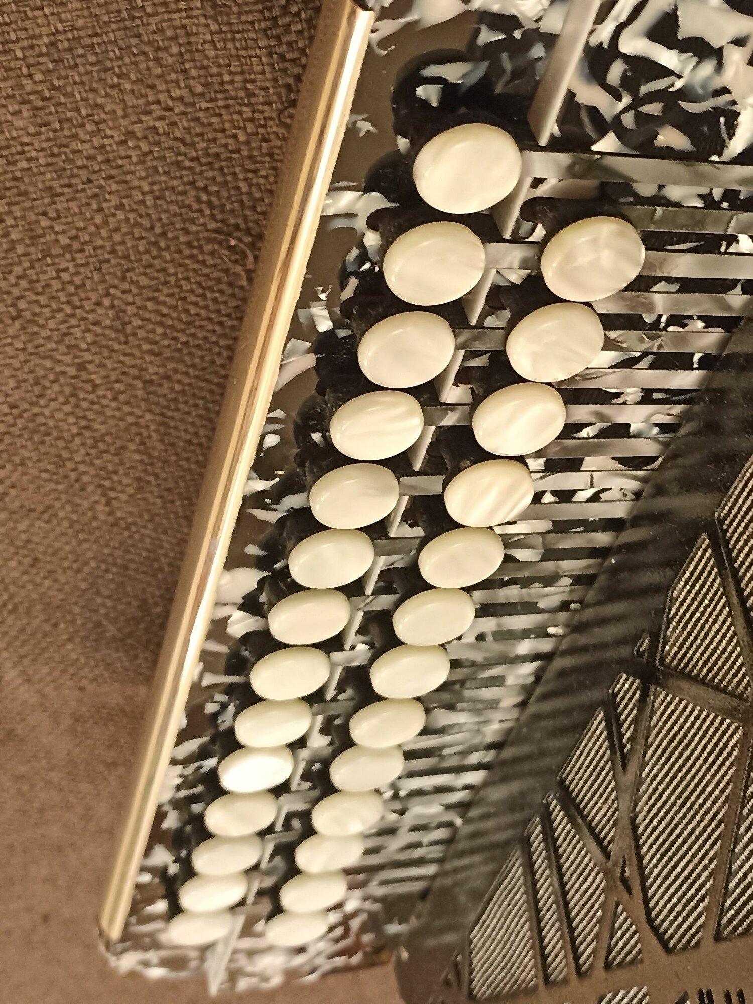 Кнопки 27 шт. Белые Перламутровые с впаянным шурупом, D15х d2 для правой клавиатуры гармони 27х25