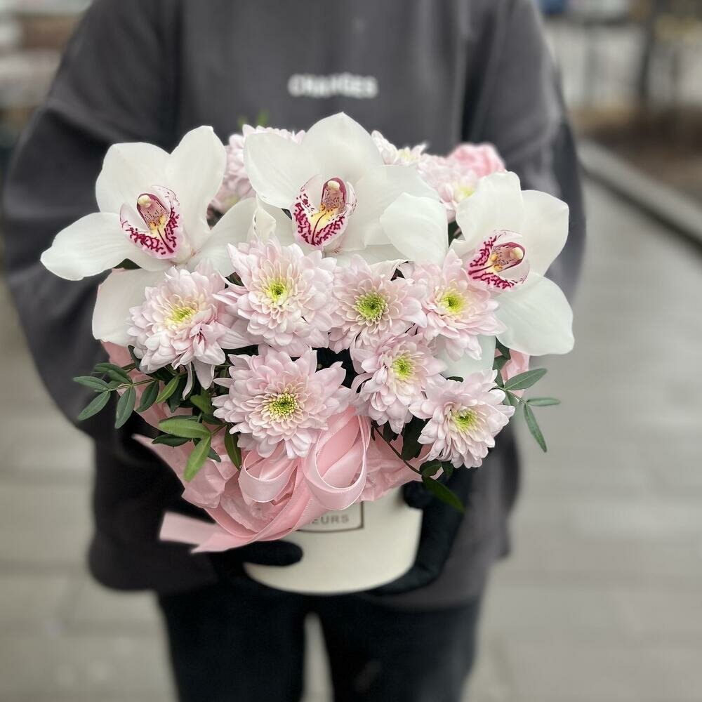 Букет из орхидей и кустовых хризантем в коробке - римская роза