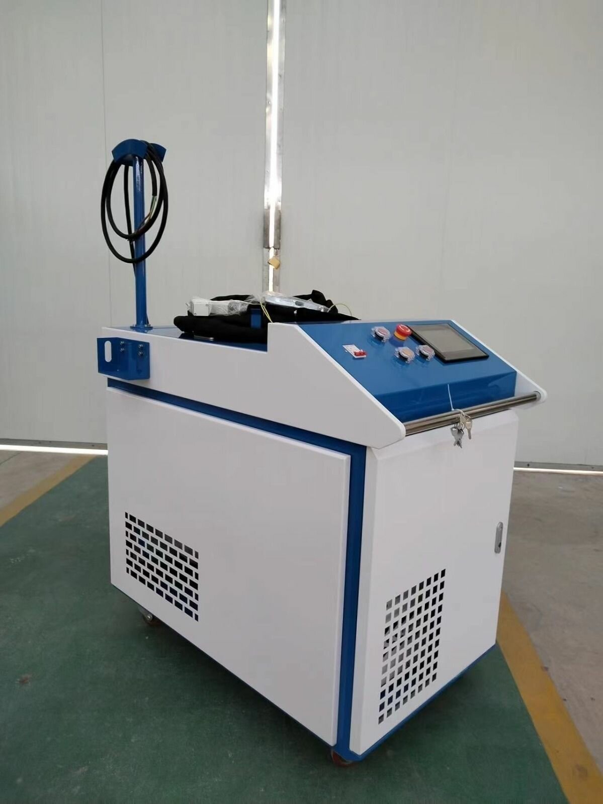 Станок ручной лазерной очистки MK-LC, Raycus CE 3000 Вт Gefasst 22c + пистолет