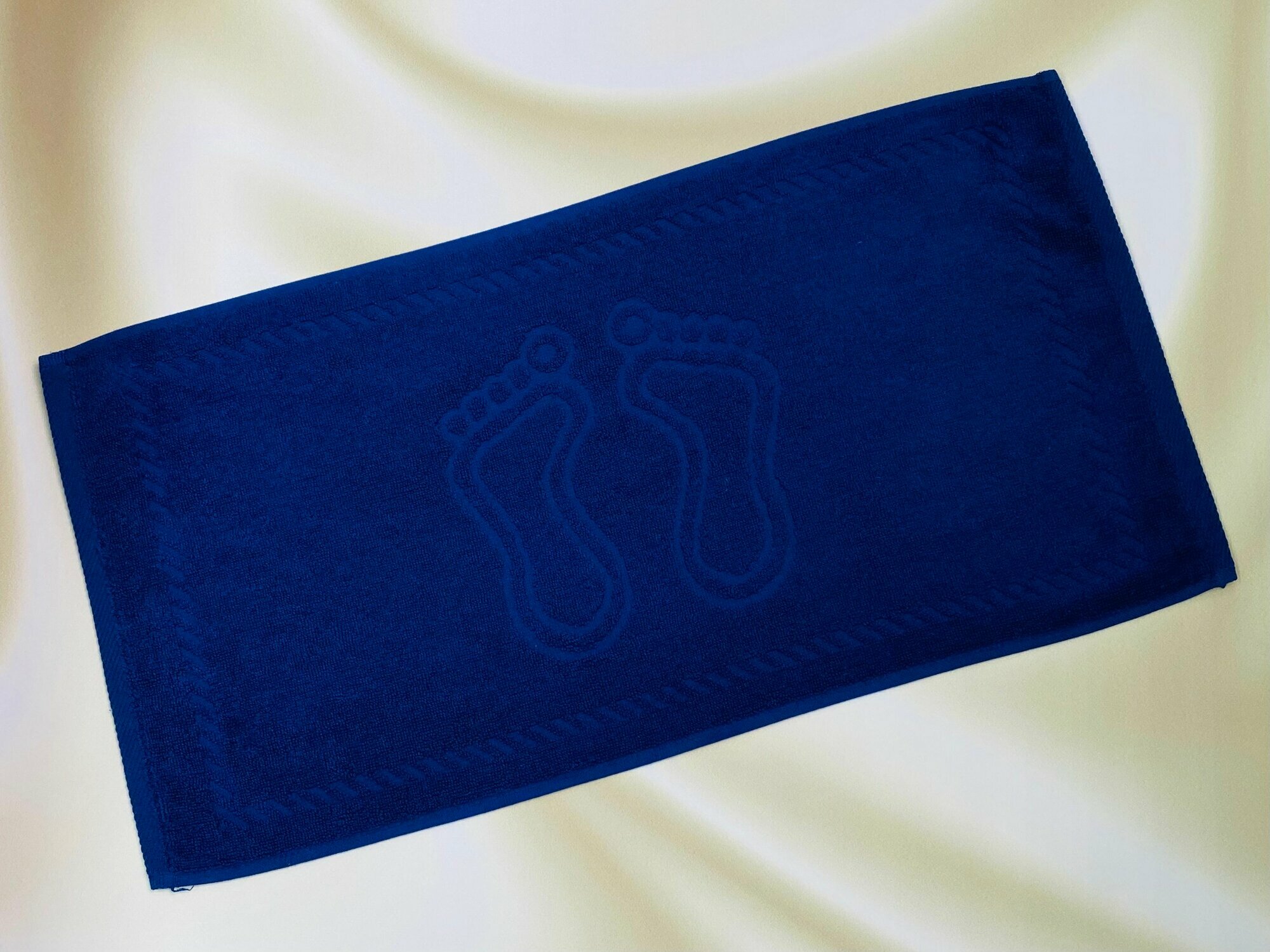 Махровое полотенце для ног, коврик для ног в ванную "Ножки" 30х60 см Темно-Синее