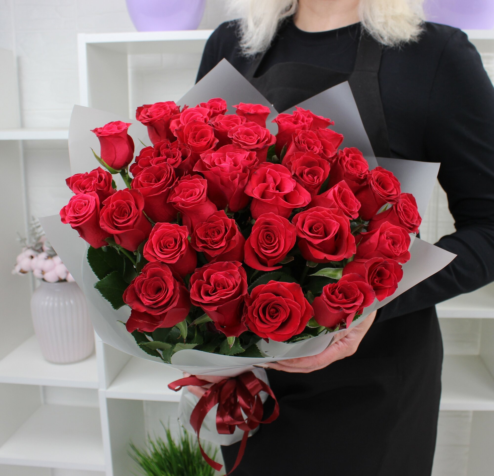 Монобукет THE FLOREAL красная роза 35 штук, высота 60 см, с бантом