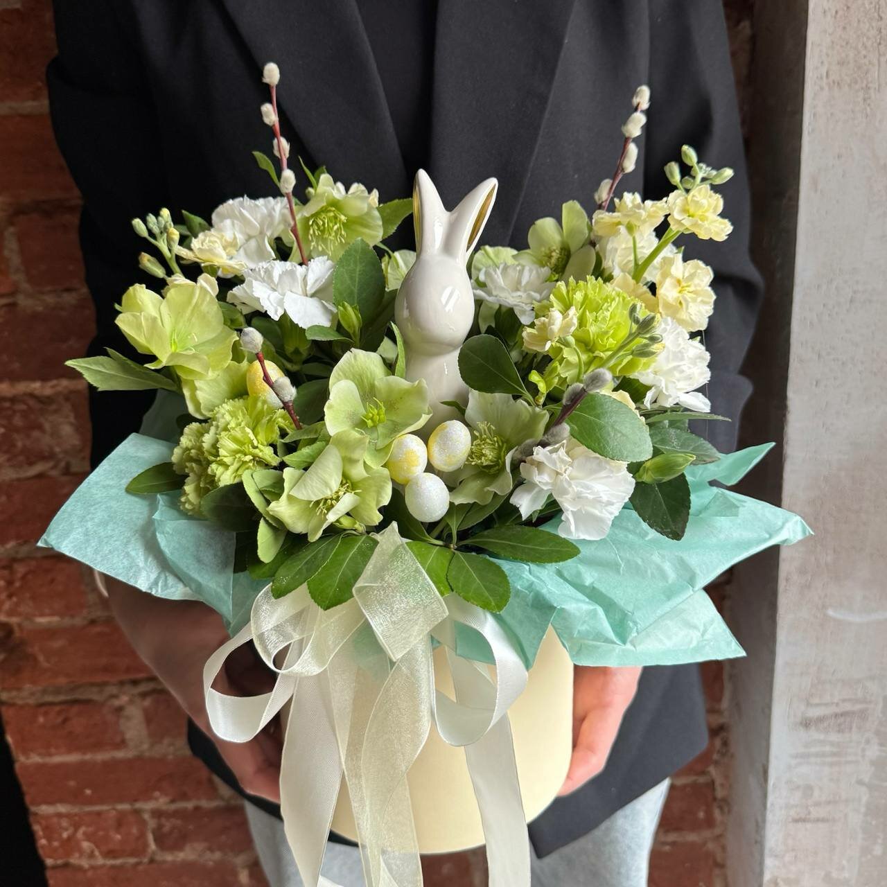 Пасхальная композиция с керамическим зайчиком