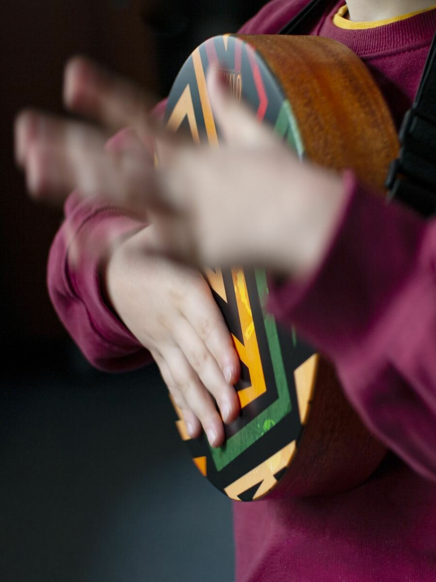 Mahalo MPJ1GM Тревел кахон с подструнником, дизайн Geometric MPJ1GM