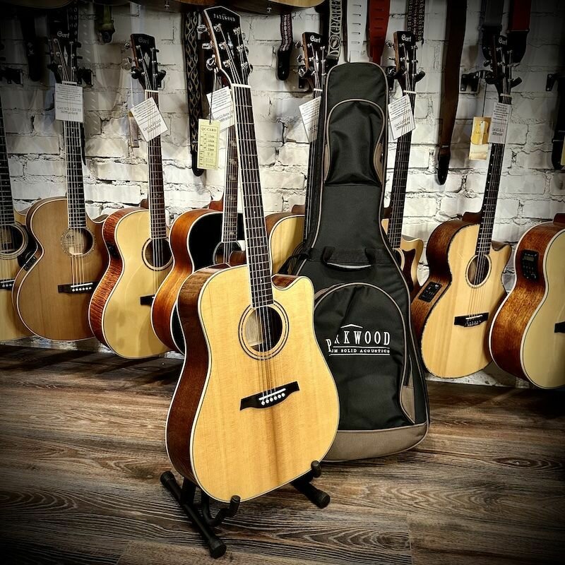 Электро-Акустическая гитара с чехлом Parkwood S66
