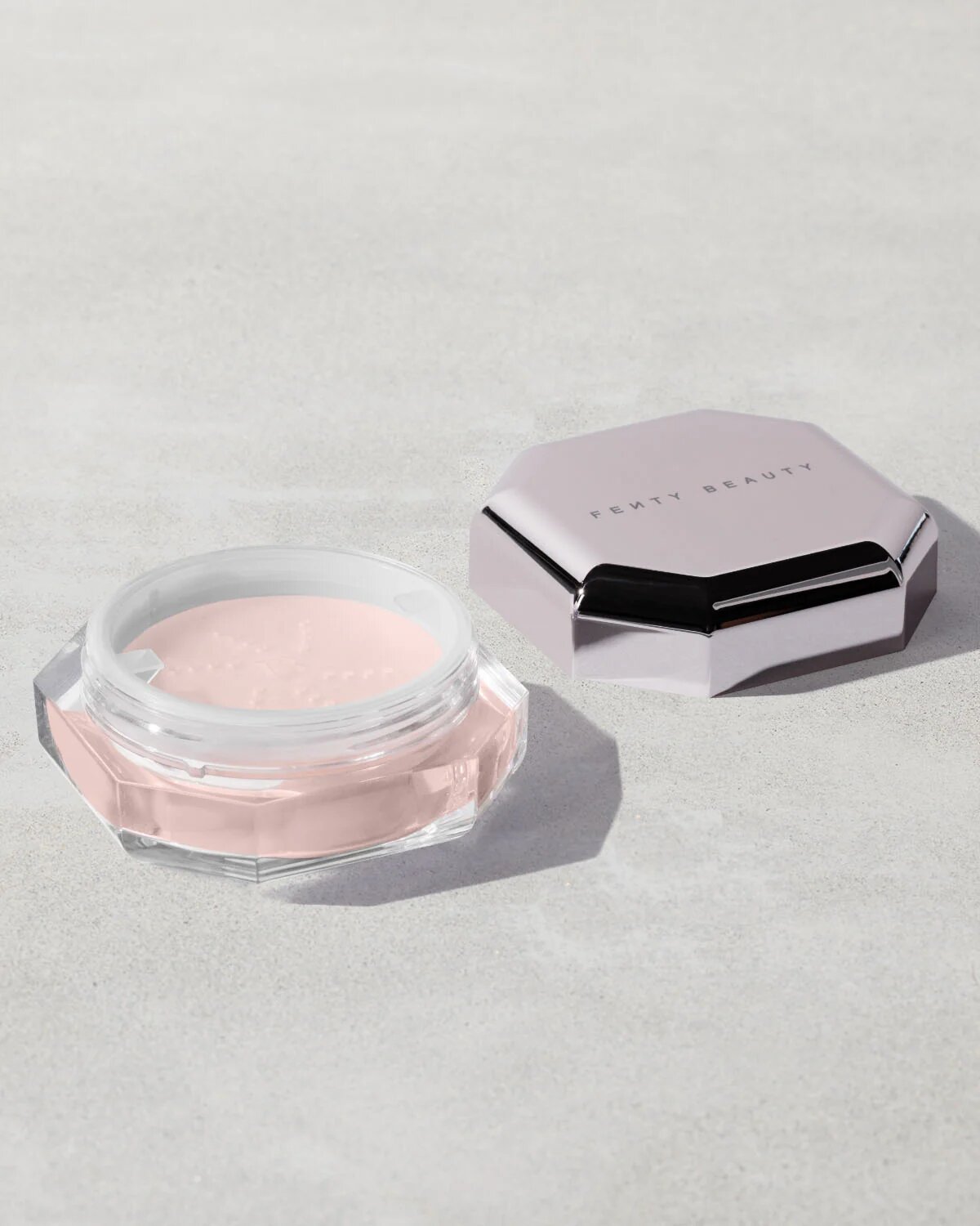 Fenty Beauty Сверхтонкая закрепляющая пудра для растушёвки Set it Down - Strawberry Milk, 15 г