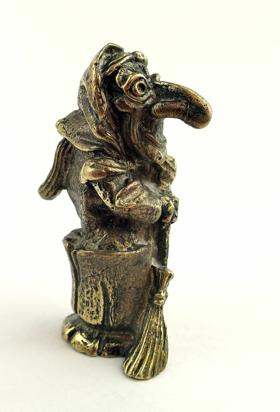 Баба Яга в ступе статуэтка латунная интерьерная для декора дома