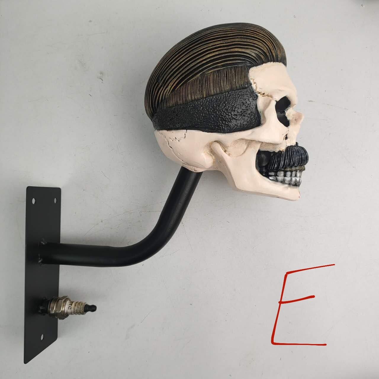 Подставка для мотоциклетных шлемов в стиле панк с металлическим каркасом и дизайном в виде черепа из смолы, идеально подходит для патио и сада.