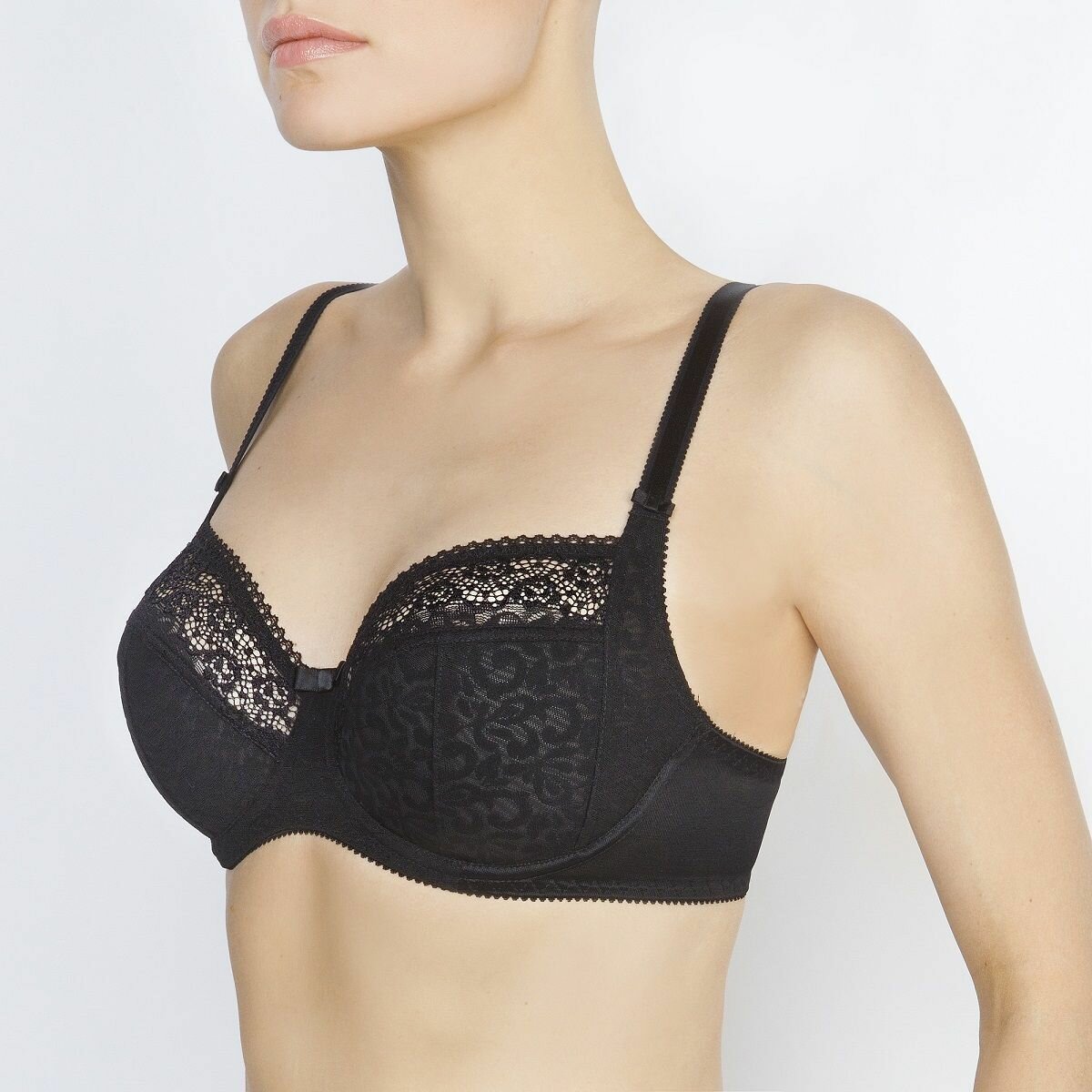 Бюстгальтер-невидимка с мягкой чашкой на каркасах