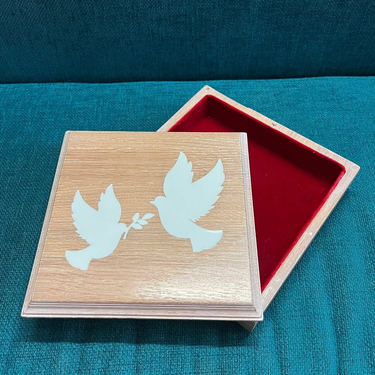 Шкатулка деревянная с эпоксидной смолой