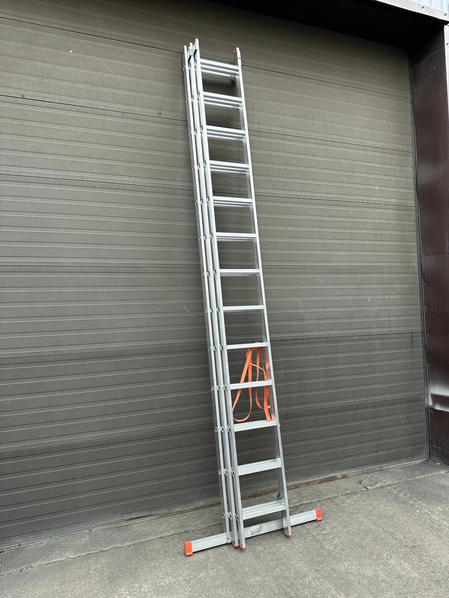 Лестница алюминиевая трехсекционная Sarayli-M 3х13 общая высота 9,00м