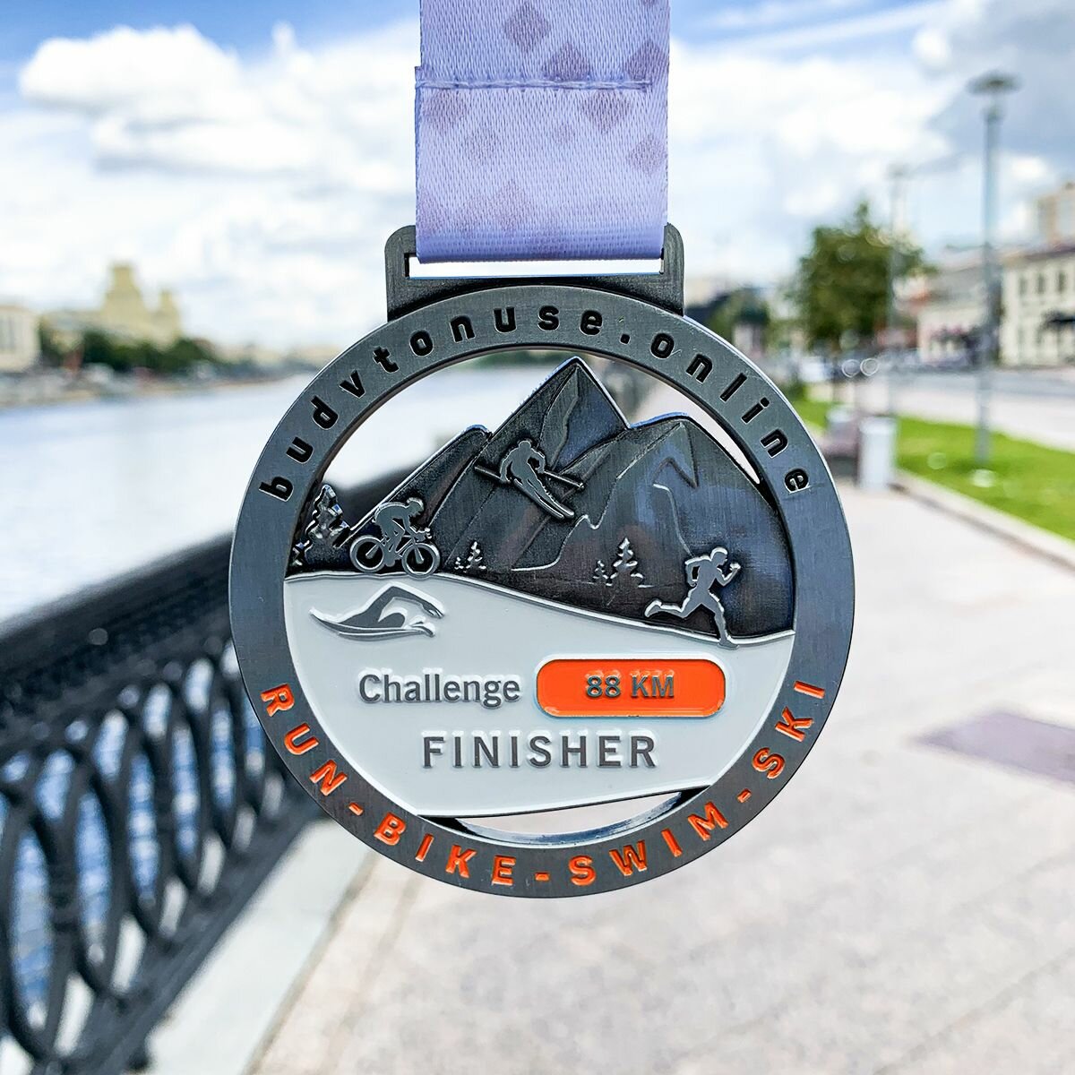 Медаль "Challenge 88km", металл, серая, для бега, длина 9см, ширина 8см