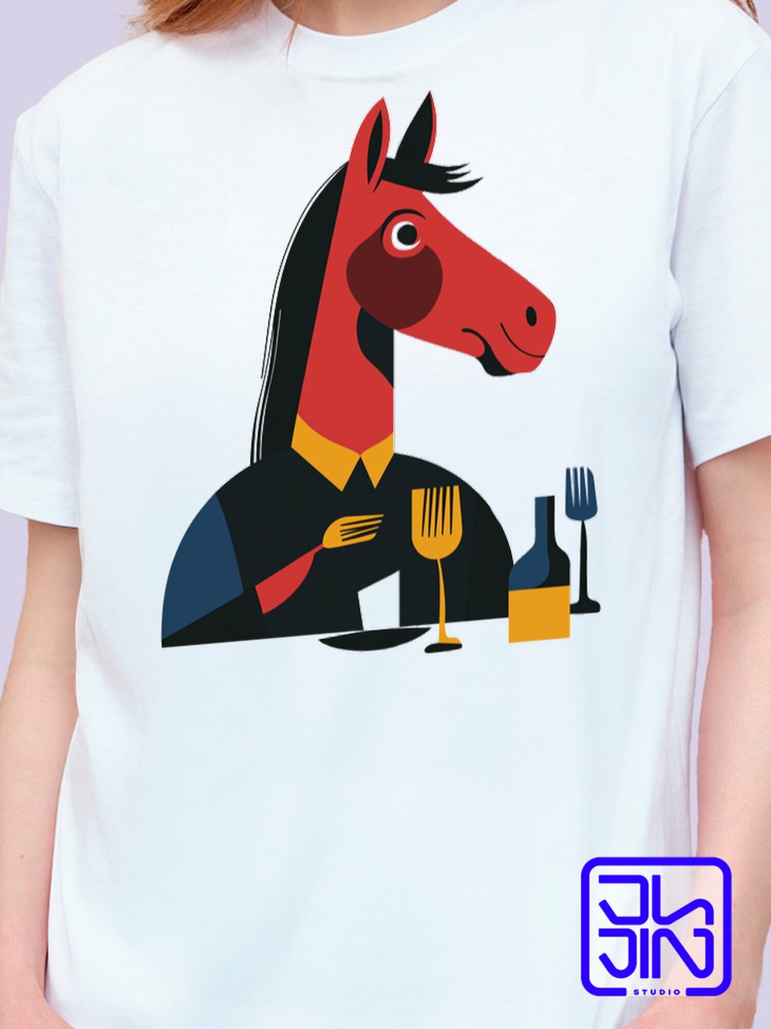 Футболка классическая женская с авторским принтом Смешная геометрическая лошадь черно-красная с бутылкой и красными бокалами, белый хлопковый трикотаж с прикольным рисунком на груди