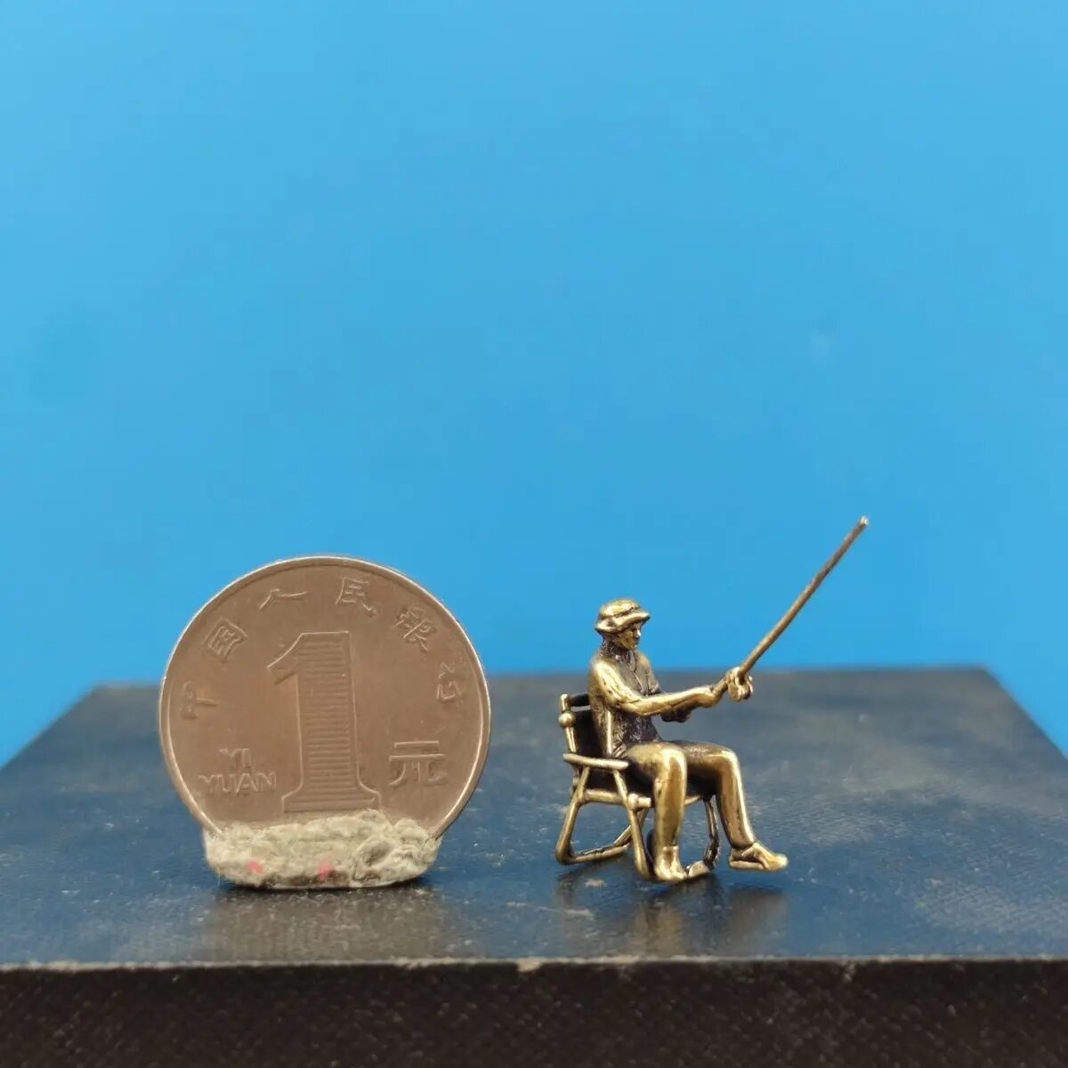 Медная фигурки рыбака 1:64