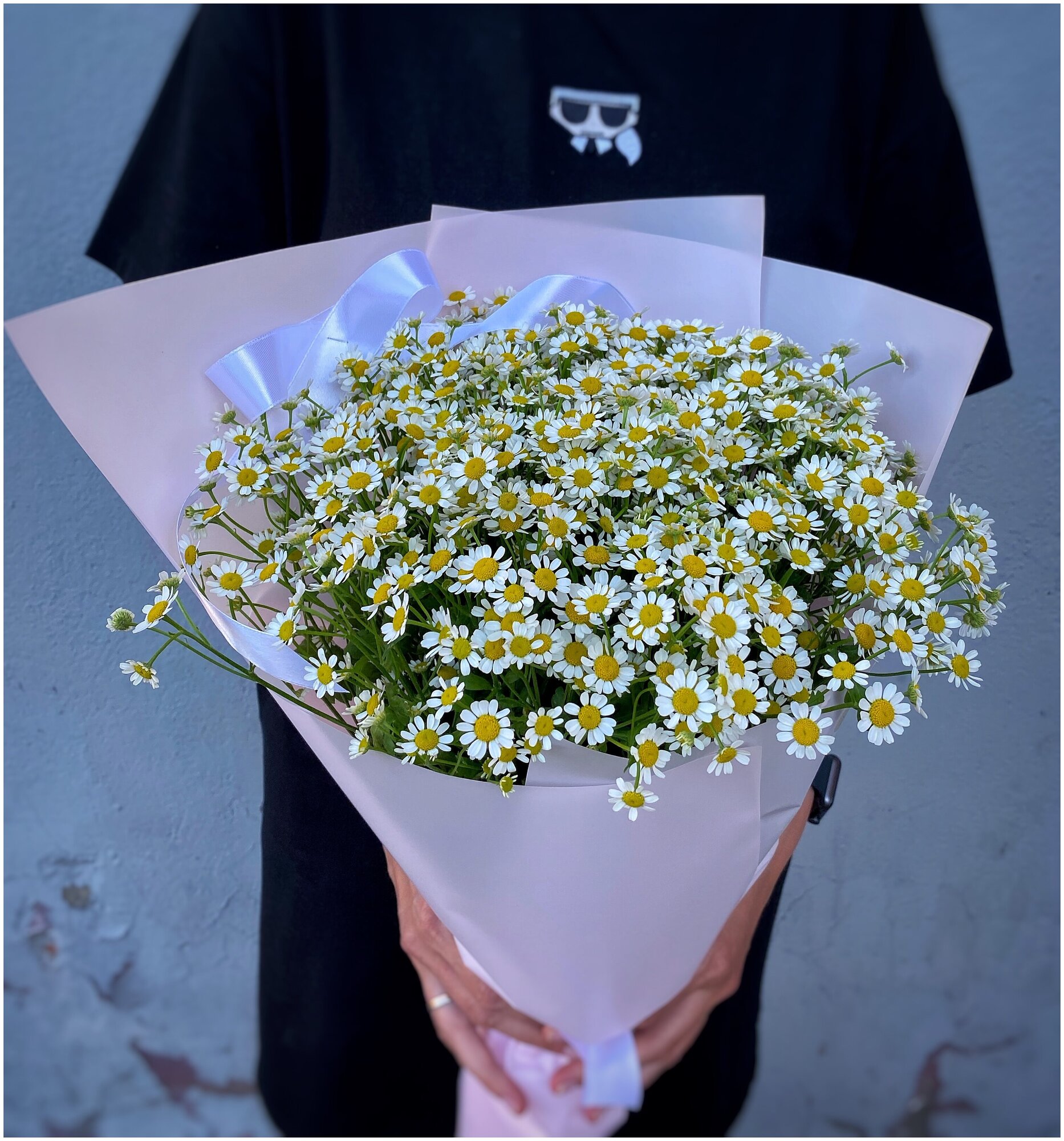 Букет из 25 полевых ромашек в упаковке
