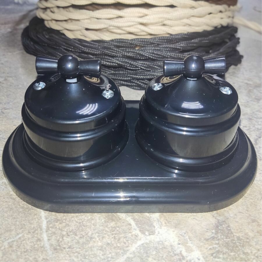 Комплект из двух выключателей 1-клавишный проходных поворотных открытой установки Ретро с двухместной рамкой, цвет черный