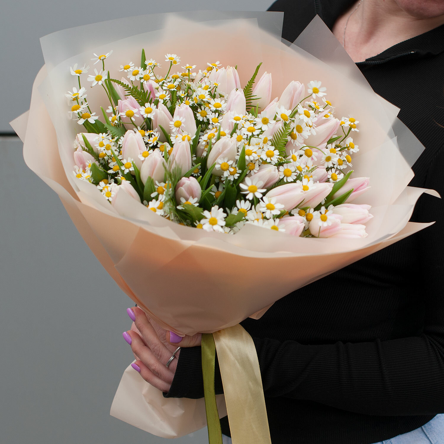 Букет цветов из тюльпанов и ромашек в подарочной упаковке "Апрельская симфония"