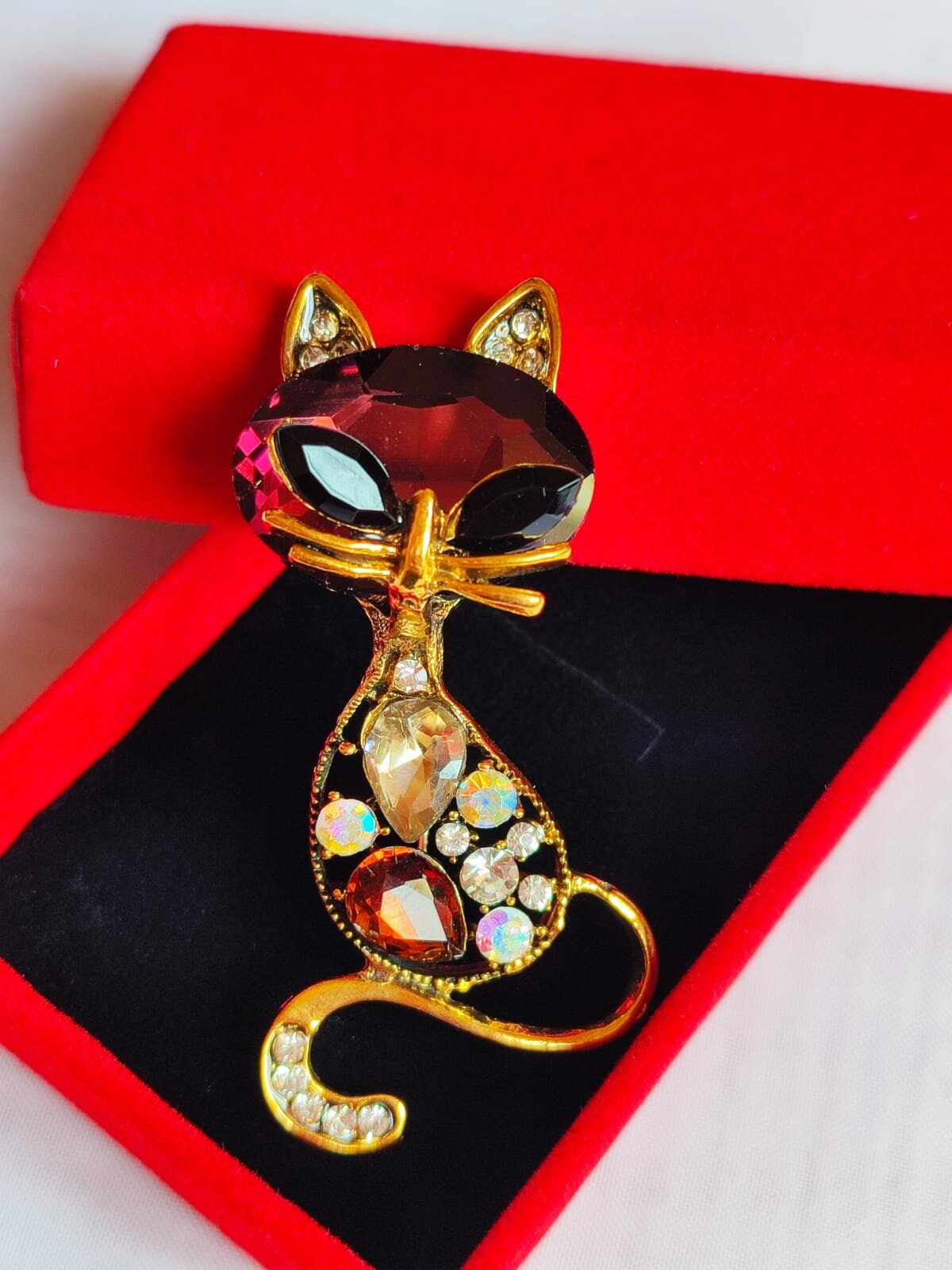 Брошь, стразы