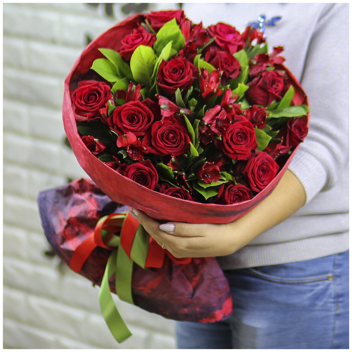 15 красных роз с альстромерией в крафте