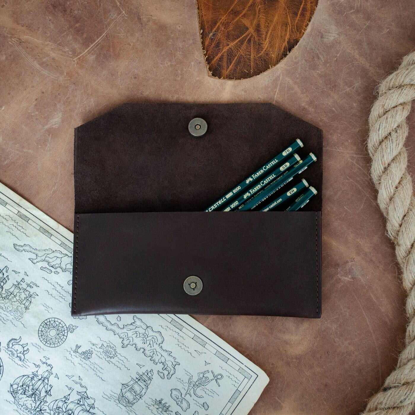 Кожаный пенал художника, для карандашей на магнитной кнопке. Из натуральной кожи