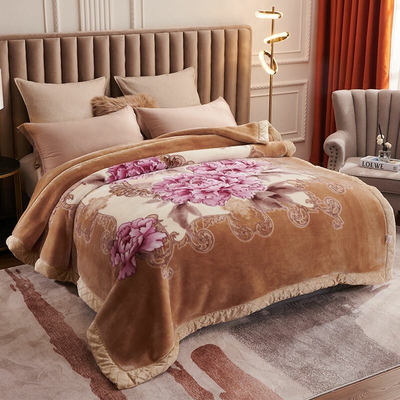 Решетка, инновация на кровати. Покрывало CK blanket в цветочек, очень мягкое и плотное зимой